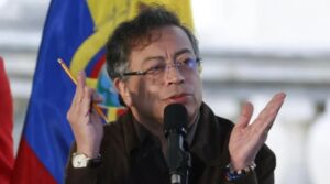 Petro responde a EE.UU.: “Ni un paso atrás y jamás de rodillas” – Club ...